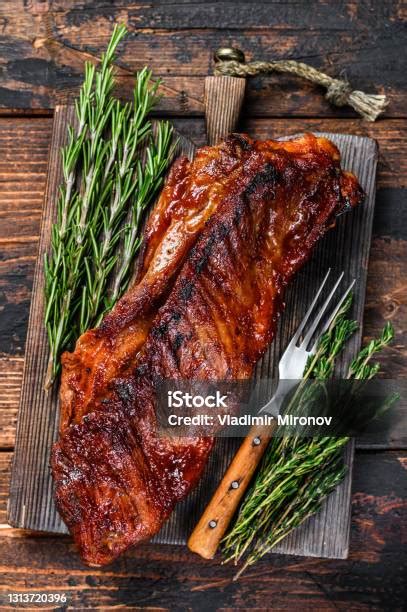 바베큐 구이 송아지 양면 고기에 짧은 여분의 갈비 나무 도마에 어두운 나무 배경 위쪽 보기 갈비 음식에 대한 스톡 사진 및 기타 이미지 Istock