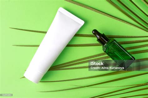 녹색 허브 잎이있는 화장품 병 용기 브랜딩 모형을위한 블랭크 라벨 천연 미용 제품 컨셉 개념에 대한 스톡 사진 및 기타 이미지 Istock