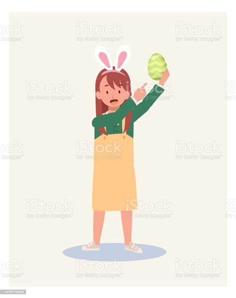 행복한 부활절 날행복한 부활절 달걀을 들고 토끼 귀를 가진 어린 소녀가 집게 손가락으로 보여주기 위해 가리킵니다 플랫 스타일
