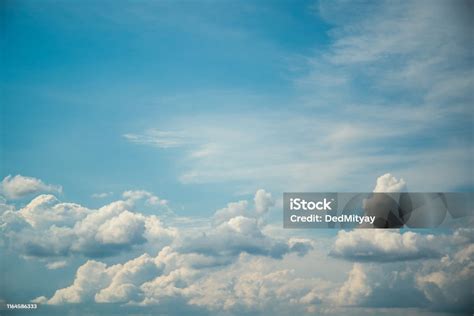 바람이 부는 화창한 날씨 하늘 배경에 흰색 구름과 푸른 하늘 0명에 대한 스톡 사진 및 기타 이미지 0명 계절 구름 풍경 Istock