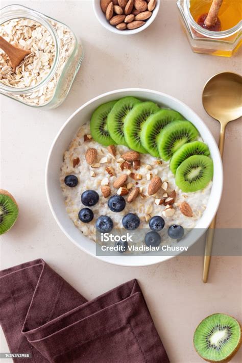 키위 블루 베리 아몬드 및 꿀을 곁들인 오트밀 건강 식품 채식 음식 조반 0명에 대한 스톡 사진 및 기타 이미지 0명 건강한 생활방식 건강한 식생활 Istock