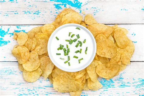 오래 된 나무 테이블에 감자칩의 힙와 사 우 어 크림 그릇 최고의 볼 수 있습니다 0명에 대한 스톡 사진 및 기타 이미지 0명 Salty Snack 감자 요리