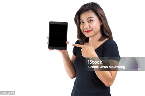 젊은 아시아 여자 제시 빈 스크린 태블릿 기쁨과 쾌활 한 감정 모바일 또는 타블렛 응용 프로그램 광고 고립 된 배경 흰색 공란에 대한 스톡 사진 및 기타 이미지 Istock