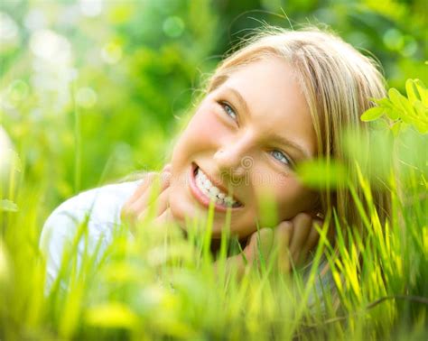 W Zielonej Trawie U Miechni Ta Dziewczyna Zdj Cie Stock Obraz Z O Onej Z Wakacje Gazon