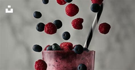 빨간색과 파란색 딸기가 달린 분홍색 아이스크림 사진 Unsplash의 무료 스웨덴 이미지