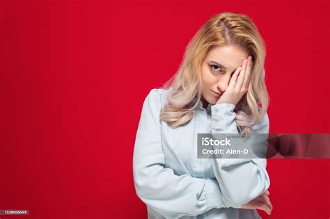 손으로 얼굴을 덮고 있는 부끄러운 여자 부끄러운 빨간 배경에 고립 유죄 소녀 당황에 대한 스톡 사진 및 기타 이미지 당황 독일 미안해 Istock