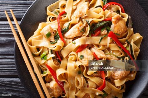 닭고기 바질 칠리 페퍼 소스를 곁들인 패드 키 마오 라이스 누들 가로 맨 위 보기 국수에 대한 스톡 사진 및 기타 이미지