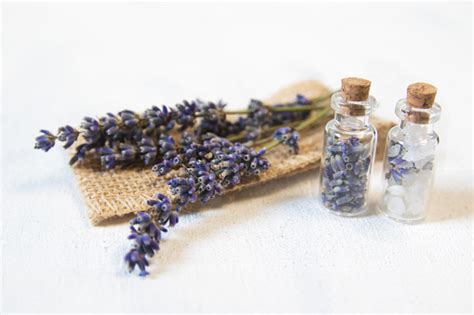 향기로운 라벤더휴식을 위한 완벽 한 자연 초본 바다 소금 화장품 항아리와 소금 라벤더 꽃 목욕 폭탄 병 아로마 테라피에 대한 스톡 사진 및 기타 이미지 Istock