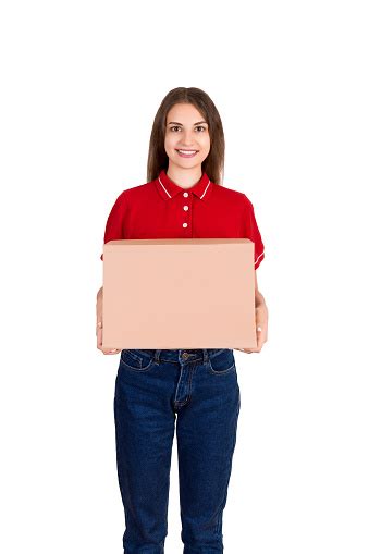 매력적인 행복 한 웃는 배달 여자는 흰색 배경에 고립 된 골 판지 상자를 들고 가정 생활에 대한 스톡 사진 및 기타 이미지