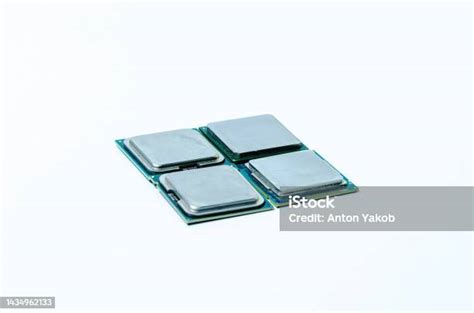 흰색 배경에 격리된 컴퓨터 프로세서 Cpu 중앙 처리 장치 마이크로칩 0명에 대한 스톡 사진 및 기타 이미지 0명 Cpu