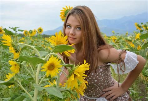 Kleofia In Sunflower Field Scrolller