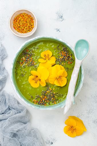 아침 해독 녹색 스무디 그릇 얹은 Superfoods Chia의 종자 꿀벌 꽃가루와 식용 꽃 오버 헤드 탑 뷰 플랫 누워 복사 공간 0명에 대한 스톡 사진 및 기타 이미지