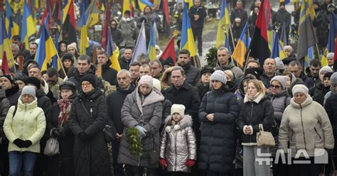 전사한 우크라 병사들 기리며 기도하는 유족들