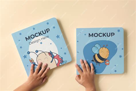 Руки держат макет детской книги | Премиум PSD Файл
