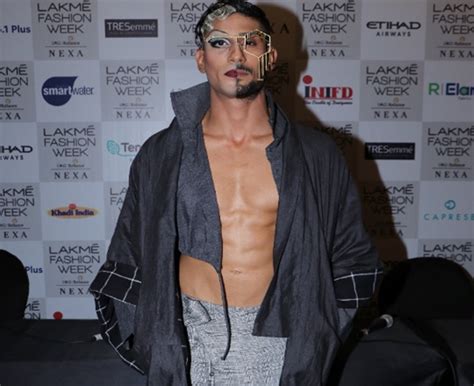 Watch Video A Half Naked Prateik Babbar Gets His Nails Painted Sister Juhi Reacts