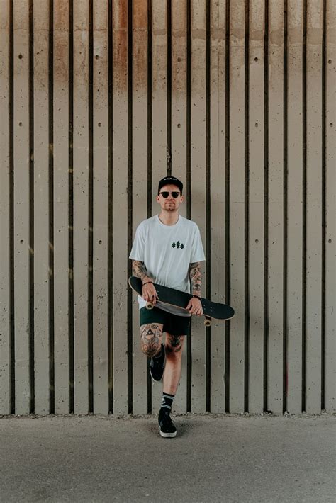 Un Homme Debout Devant Une Clôture Photo Photo Gris Gratuite Sur Unsplash