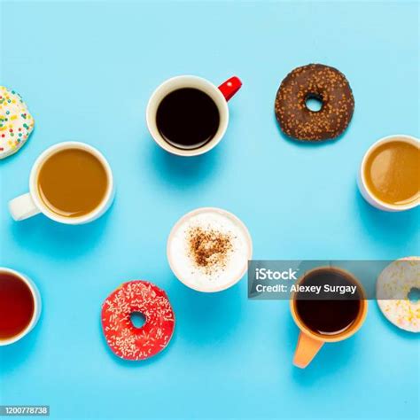 뜨거운 음료 커피 카푸치노 파란색 배경에 차와 맛있는 도넛과 컵 과자 빵집 패스트리 커피 숍 회의 친구 친절한 팀의 개념 사각형 플랫 레이 상단 보기 도넛에 대한 스톡 사진