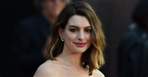 آن هاثاواي تقدّم الكوميديا في فيلم جديد عن فيروس كورونا جنوبية