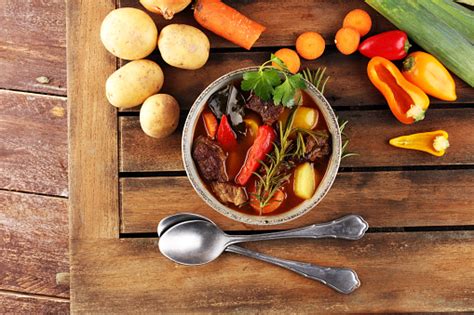 야채와 고기 스튜 테이블에 감자 당근 신선한 허브를 곁들인 소고기 스튜 0명에 대한 스톡 사진 및 기타 이미지 0명 고기 굴라시 Istock