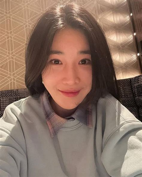 이해리 강민경·곽튜브랑 홍콩서 행복 여행 포근한 니트 베스트 쇼츠 슬랙스 패션 스타와 패션