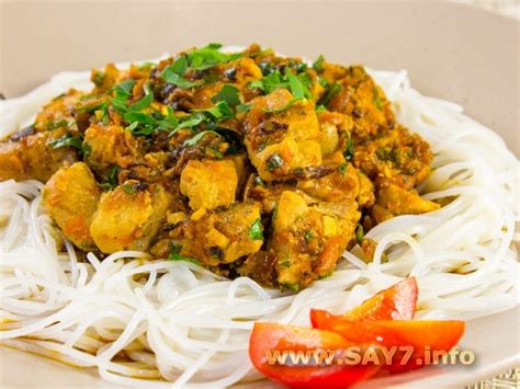 Мясо с луком, морковью и рисовой лапшой