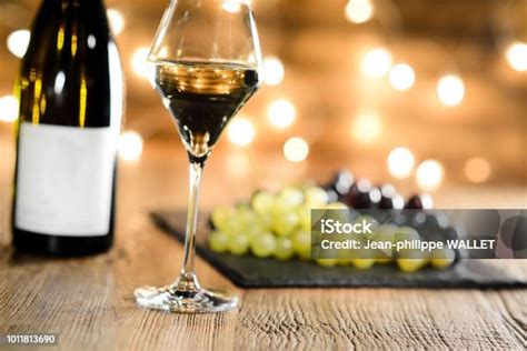 유리와 Copyspace 빈 와인 레이블 화이트 와인의 병 희미 한 빛 포도 배경으로 나무 레스토랑 테이블 0명에 대한 스톡 사진 및 기타 이미지 Istock