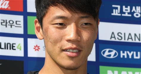 연습 전 인터뷰하는 황희찬