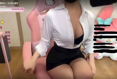 핫이슈 비서룩을 입은 [본문은 댓글에] Facebook