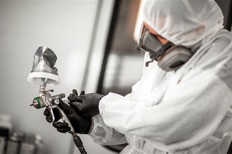 바디 샵 페인팅 부스에서 그의 가압 스프레이 건을 조정 하는 회화 기술자 가스 압축기에 대한 스톡 사진 및 기타 이미지 가스