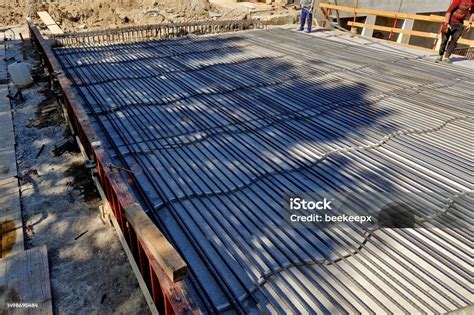 철근 콘크리트 구조물은 철근 없이는 할 수 없습니다 막대와 스트럿이 많은 브리지 플레이트 혼합 트럭을 사용하여 콘크리트에 붓습니다 철강 제품 건설 산업에 대한 스톡 사진 및