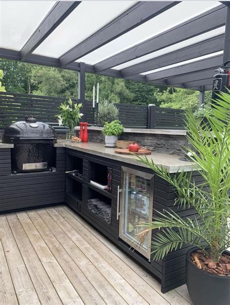 Outdoor Kitchen With Grill And Potted Plants Pergola Med Utekök Utekök Med Bardisk Utekök