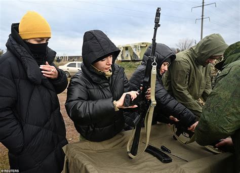 Unassuming Russians pose for photos with weapons and learn combat 'to protect themselves ...