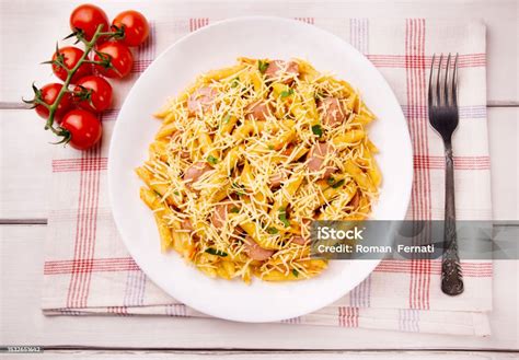 소시지와 치즈를 곁들인 토마토 소스를 곁들인 펜네 파스타 하얀 나무 테이블에 파슬리로 장식 건강한 생활방식에 대한 스톡 사진 및 기타 이미지 Istock