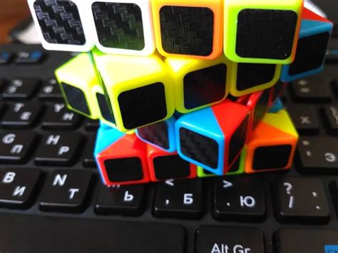 Cubo De Rubik En Un Teclado Negro 2024