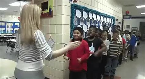 Ta niesamowita nauczycielka ma wyuczone przywitanie dla każdego ucznia w klasie Demotywatory pl