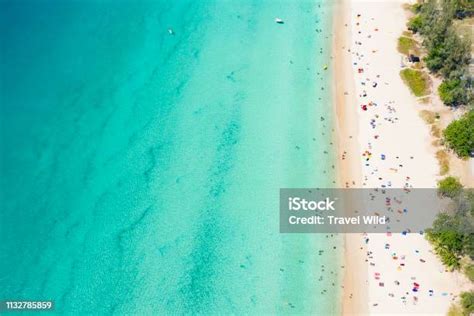 위에서 보기 하얀 모래 청록색 맑은 물과 사람들 일광욕 수린 비치 푸 켓 태국 아름 다운 열 대 해변의 공중 보기 공중 뷰에 대한 스톡 사진 및 기타 이미지 Istock