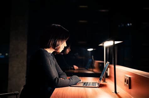 실내 가벼운 개인 고요한 공부방 공부하다 기술 기술 사용 노트북 늦게까지 일하기 도서관 디지털 램프