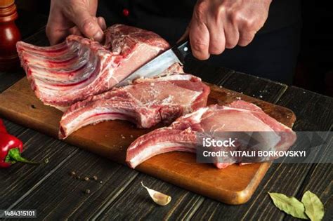 요리사는 생고기를 자릅니다 돼지 갈비를 자르는 정육점 나무 커팅 보드에 뼈가있는 고기 국가 요리 갈비 음식에 대한 스톡 사진 및 기타 이미지 Istock