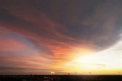 기상학 프리젠 테이션 배경을위한 밝은 여름 햇빛과 실루엣 시골 장면과 아름답고 다채로운 이국적인 황혼 하늘의 무인 항공기 이미지 공중보기 0명에 대한 스톡 사진 및 기타