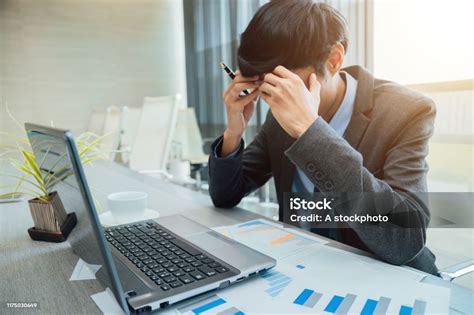 상사는 사무실에서 직장에서 부끄러운 직원을 꾸짖는다 상사와 함께 일하는 슬픈 표정을 가진 사업가 문제를 해결하기 위해 노력하고 걱정 사업가 개념에 대한 스톡 사진 및 기타