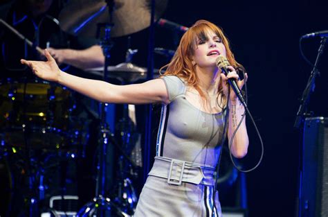 Hayley Williams Pays Tribute To Tina Turner Sings Whats Love Got To Do With It At Paramore