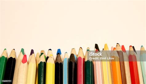 흰색 배경에 색연필은 매크로 사진에서 닫습니다 자유로운 공간을 가진 연필의 예술 세트 0명에 대한 스톡 사진 및 기타 이미지 0명 갈색 개념 Istock