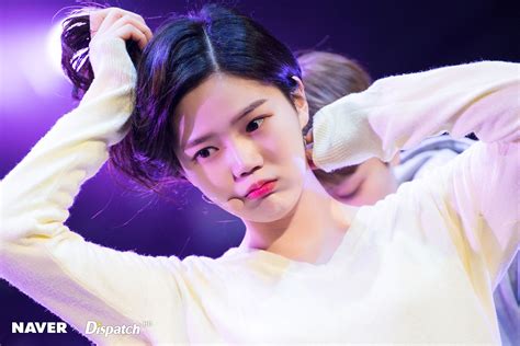 시선강탈 개미허리 오마이걸 지호 연예인포럼 딜바다닷컴