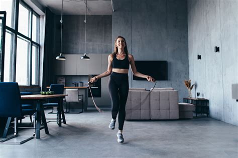 집에서 점프 밧줄로 운동 하는 소녀 로프를 건너 뛰는 여자에 맞게 30 34세에 대한 스톡 사진 및 기타 이미지 30 34세 가냘픈 러시아 Istock