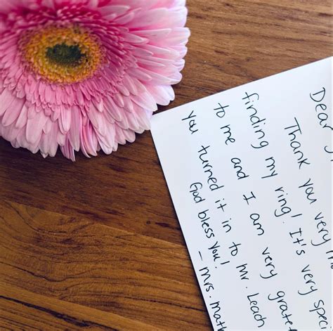 💍 결혼반지 주웠는데 강당에서 발표하래 우리 애가 강당에서 놀다가 결혼반지를 주운 거야 바로 교장선생님께 갖다드렸는데 알고 보니 어떤 선생님의 진짜 결혼반지였던 거지