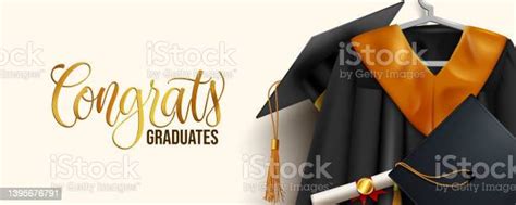 졸업 인사말 벡터 디자인 졸업생들은 졸업식 축하 메시지를위한 졸업 복장과 박격포 모자 가운 및 졸업장의 요소와 함께 텍스트를 축하합니다 졸업 가운에 대한 스톡 벡터 아트 및