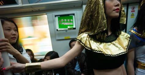 이집트 미녀 습격 中 지하철 나타난 여인들의 정체는