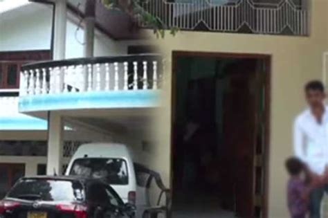 නිවැසියන් සිරකර නිවසක් කොල්ලකයි