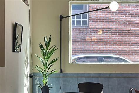 빈티지한 느낌의 블루타일이 있는 공간