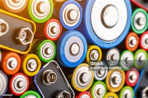 다채로운 배터리의 에너지 추상적인 배경 오래된 중고 배터리는 재활용 준비가 완료되었습니다 다른 제조업체의 사용한 배터리 폐기물